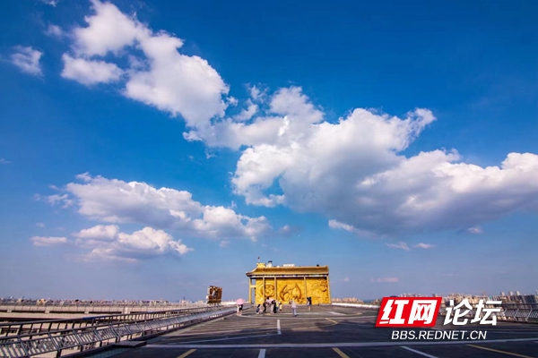 烈日晴空有多美我在这里享受最炽热的阳光看最美的白云