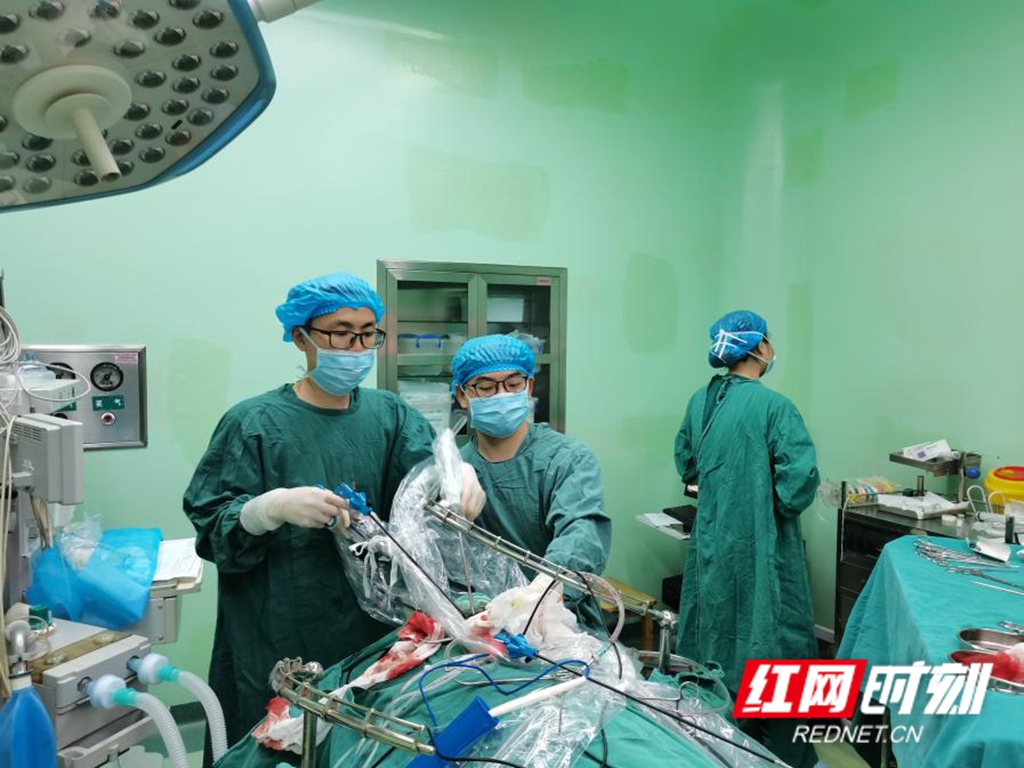 怀化市第一人民医院成功开展全市首例经颏下单孔腔镜甲状腺癌根治术